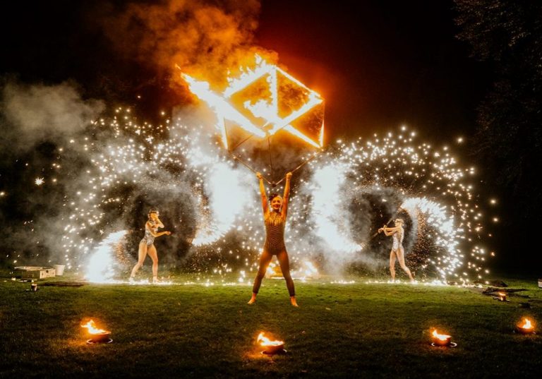 Acts - Roaming acts, fire shows, stilt walkers & circus performers
