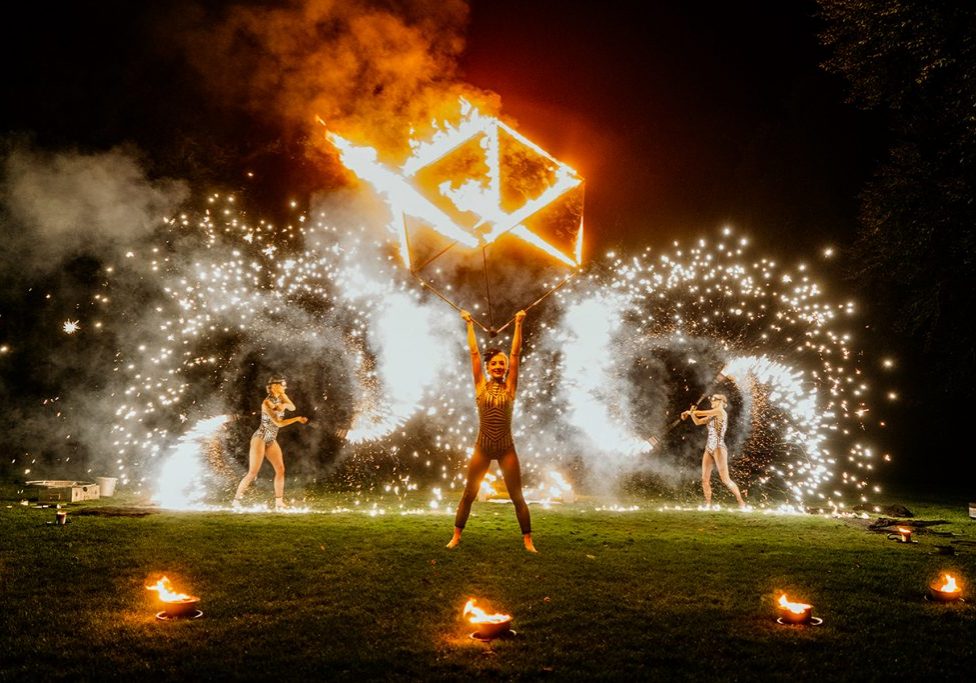 Acts - Roaming acts, fire shows, stilt walkers & circus performers